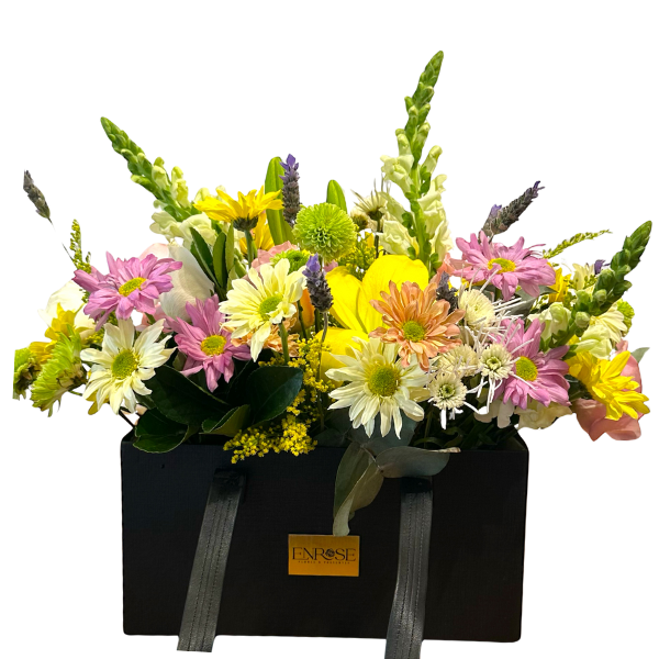 Arranjo de Flores em Bolsa Preta - Elegância e Charme – enrose ltda